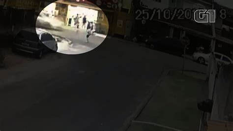 Vídeo Imagens de câmeras de segurança mostram o momento que o menino
