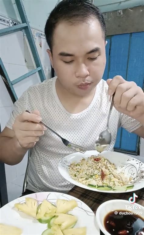 Làm video lấy cơm công ty về nhà nấu gây tranh cãi anh công nhân khẳng