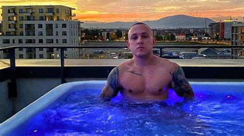 Vlad Obu prietenul fraților Tate luat pe sus de mascați Percheziții
