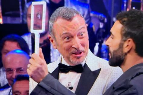 Giovanna Civitillo Bacia Mengoni La Reazione Di Amadeus In Diretta