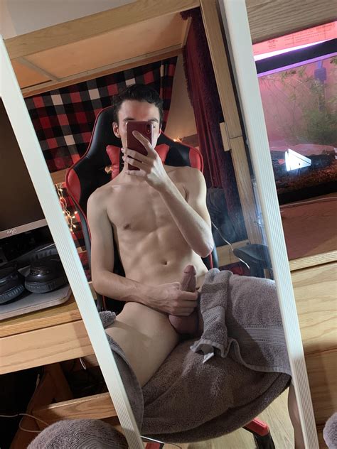 I Cant Sit Naked On This Gaming Chair Its So Uncomfortable Scrolller