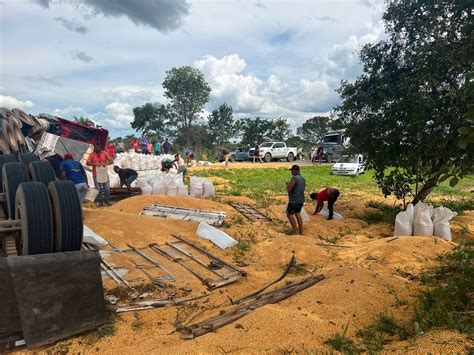 Carreta Carregada Milho Tomba E Deixa Motorista Ferido Fala Genefax