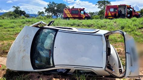 Casal de idosos morre e criança fica ferida após carro capotar na BR