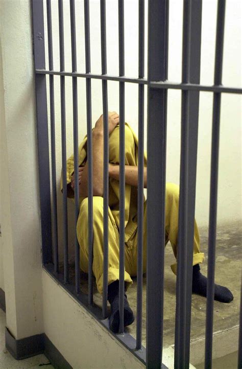 Acusan hombre por violar orden de protección desde la cárcel Primera Hora