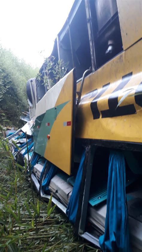 Ônibus da Gontijo que seguia de SP para a Bahia capota na BR 116 52