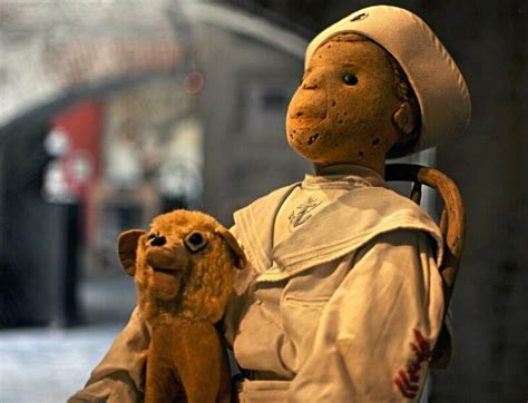 La historia detrás de Robert the doll el aterrador muñeco que