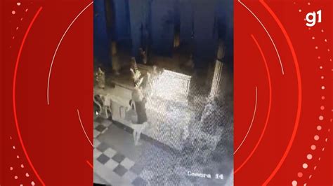 Câmeras de segurança flagram momento em que mulher furta hóstias e