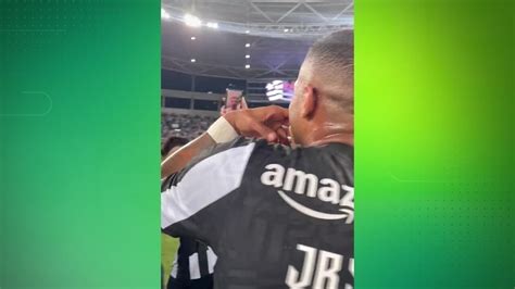 Tiquinho Soares faz chamada de vídeo jogadores do Botafogo após