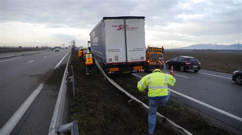 Un camion percute la glissière centrale sur l A35 Vidéo Perception