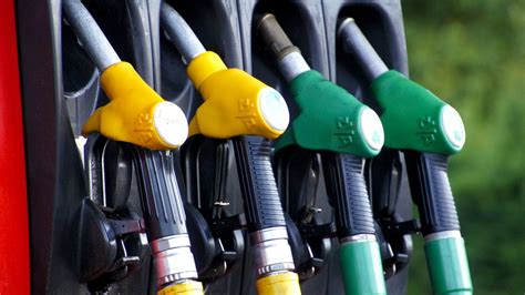 Los 7 trucos para llenar el depósito de gasolina a mejor precio AS