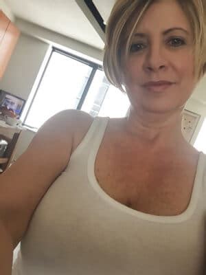 Gros nibards d une secrétaire extravertie Photos Femmes Mures