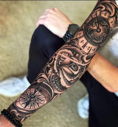Tatuagem de Braço Relógio e Bússola