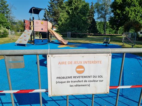 Vosges Le sol de laire de jeux située à côté de la mairie de Sainte