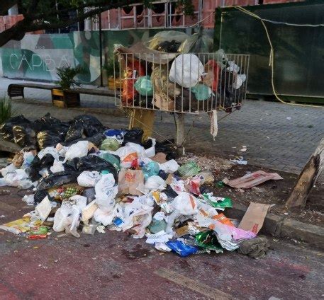 Lixo Jogado Na Rua Invade Ciclovia Em Boa Viagem
