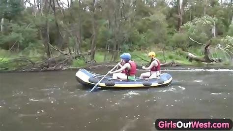 Des femmes excitées en bateau Pornodrome tv