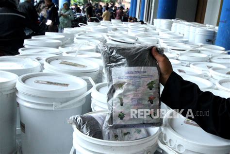 Atasi Masalah Sampah Kota Bandung Dengan Kang Empos Republika Online