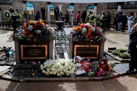 Fans Celebs Gather At Graceland To Mourn Lisa Marie Presley New