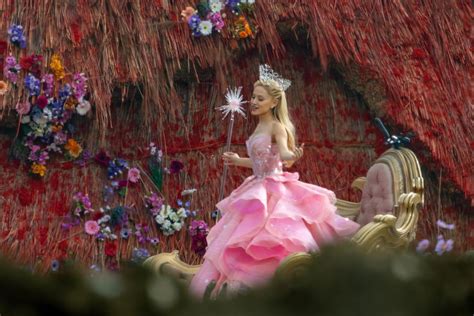 Wicked First Look Ariana Grande Glows As Glinda After Defending Thin Body