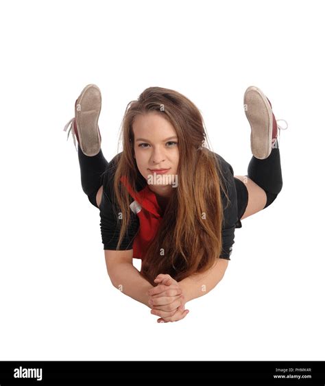 Femme allongé sur le ventre par terre Banque d images détourées Alamy
