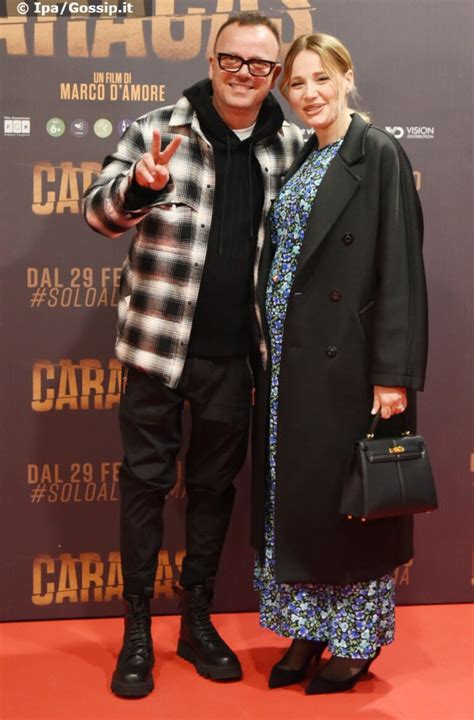 Gigi D Alessio Con La Giovane Compagna Denise Incinta Sul Red Carpet