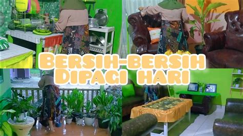 Aktivitas Ibu Rumah Tangga Pagi Hari Bersih Bersih Di Rumah Sederhana