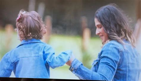 Mãe de Isabella Nardoni posa os seus 2 filhos e faz revelação