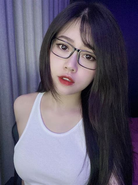 Streamer Thuy Tien Posted A Picture Of Umm Showing Off Her Single