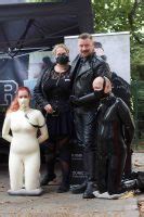 Bilder des Dominus in Leder auf dem Folsom Straßenfest in Berlin