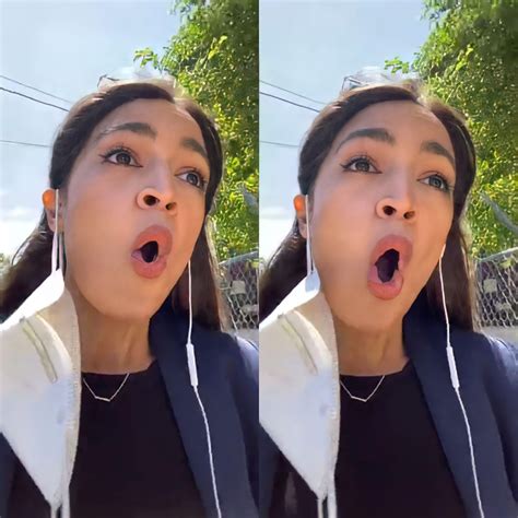 She Has Some Serious DSL Scrolller