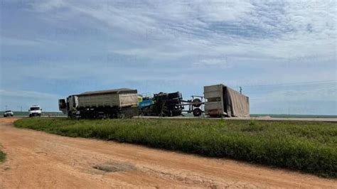 Vagão de carreta carregada calcário tomba na BR 163 em Nova Mutum