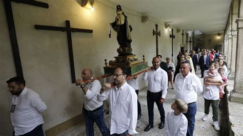La Virgen del Carmen de A Pescadería procesionó a cubierto por la lluvia