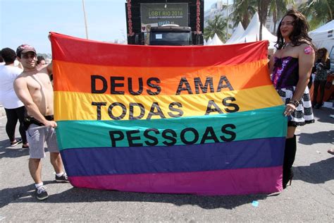Fotos Parada LGBT reúne milhares de pessoas na orla do Rio 11 12