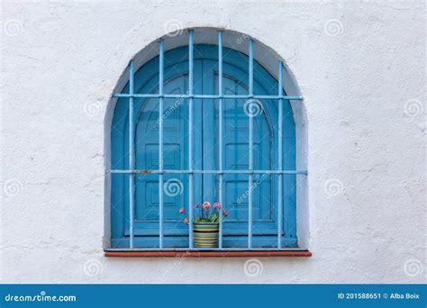 Ventana De Madera Azul En Una Casa Típica De La Fachada Blanca En Un