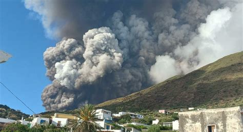 Stromboli Allerta Rossa Della Protezione Civile Disposte Le Prime