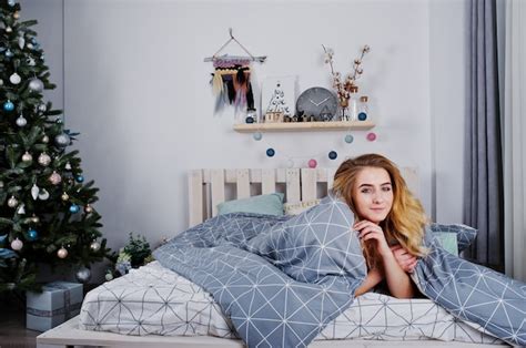 Sexy Modelo Rubia Desnuda En La Cama Con Cajas De Regalo De Navidad