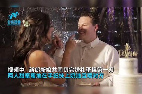 婚礼上新郎捉弄新娘拿蛋糕往其脸上砸去嘲笑新娘反应令人意外