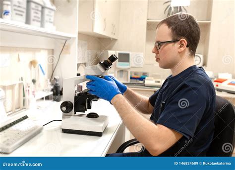 Ayudante De Laboratorio Que Mira A Trav S Del Microscopio Haga La