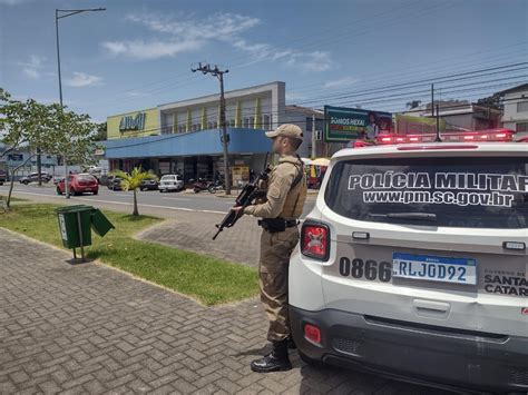 Após tentativa mal sucedida de fuga Jovem colide carro em muro e PM