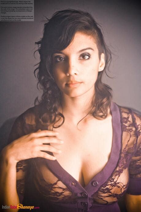 Hot Indian Shanaya ปดชดสขาวของเธอและเผยใหเหนเสนโคงของเธอ