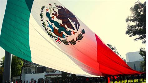 Qué representan el águila y la serpiente en la bandera Uno TV