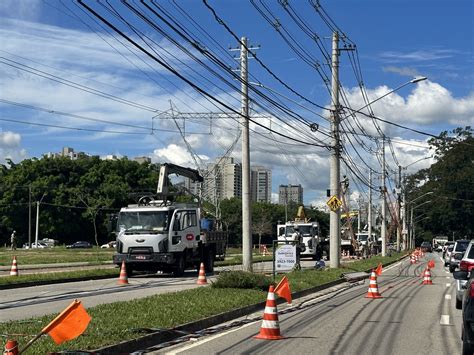 Edp Trabalha Na Remo O E Realoca O De Postes Na Avenida Linneu De