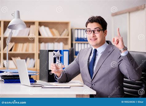 El Hombre De Negocios Que Recibe El Premio En La Oficina Foto De