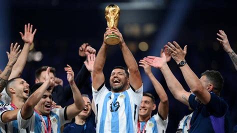 Sergio Aguero Ikut Angkat Trofi Usai Argentina Berjaya Di Piala Dunia