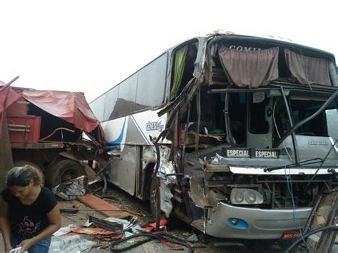 G1 Uma pessoa morre e seis ficam feridas em acidente ônibus