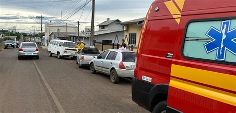 Motorista Perde Controle De Ve Culo E Acaba Colidindo Contra Poste Viatv