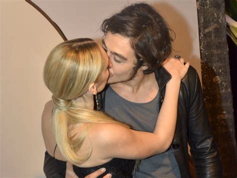 EGO Isabelle Drummond troca beijos Tiago Iorc em lançamento de