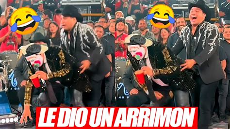 Brincos Dieras Le Hace Una BROMA a Julión Álvarez En Pleno Concierto