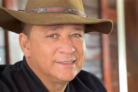 Sertanejo Leonardo Cai De Escada Ao Deixar Show E Web Dispara Tava
