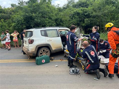 Batida Entre Carro E Caminhonete Deixa Quatro Homens Feridos Na MGC 122