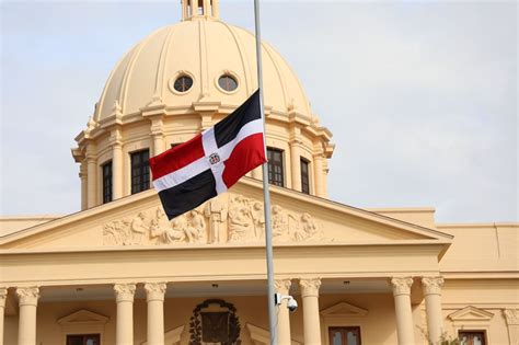 Bandera ondea a media asta en el Palacio Nacional por víctimas del